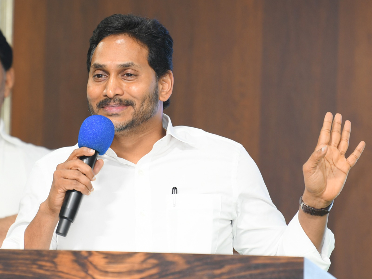 వైఎస్సార్‌సీపీ స్ధానిక సంస్ధల ప్రజాప్రతినిధులతో వైఎస్‌ జగన్‌ సమావేశం (ఫొటోలు) | YS Jagan Key ...